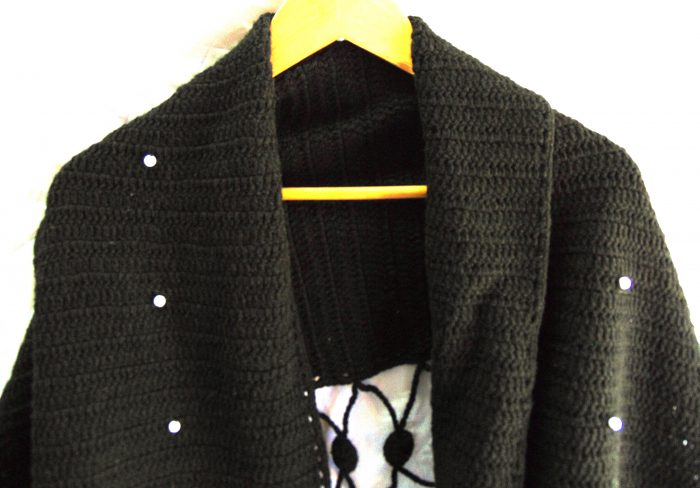 Chal Negro con apliques de Perlas : Catálogo