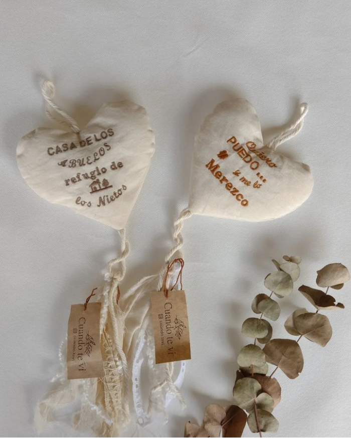 Colgantes textiles con formas y frases : Catálogo