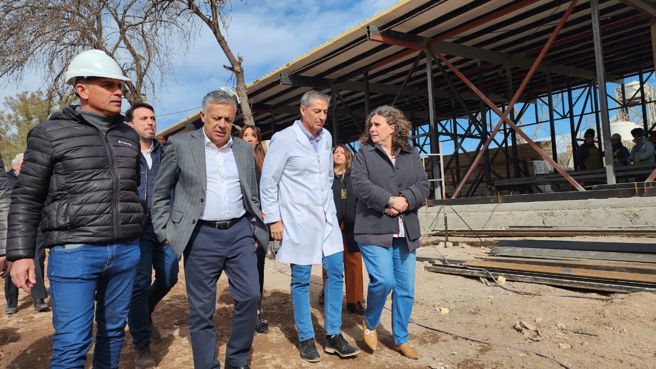 Nadal visitó la obra de ampliación del Hospital Lencinas, que tiene 25 ...