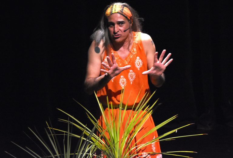 Daniel Quiroga presenta “Volvió Roberto” en el Teatro Independencia ...